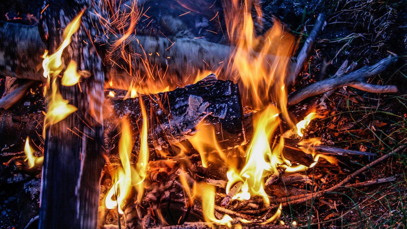 Expert survival secret: The 3 best ways to start a campfire • Outdoor ...