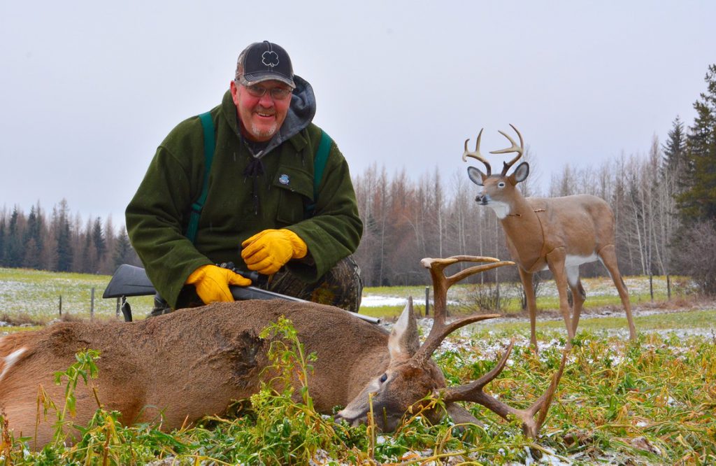 5 expert tips for hunting with whitetail decoys • Outdoor Canada